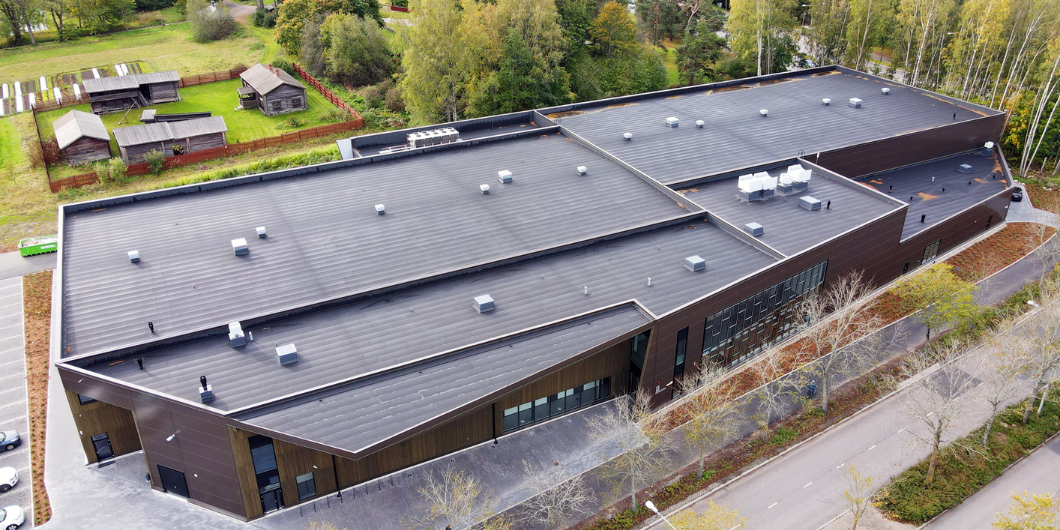 LapWall toimitti kattoelementit Herttoniemen jäähalliin