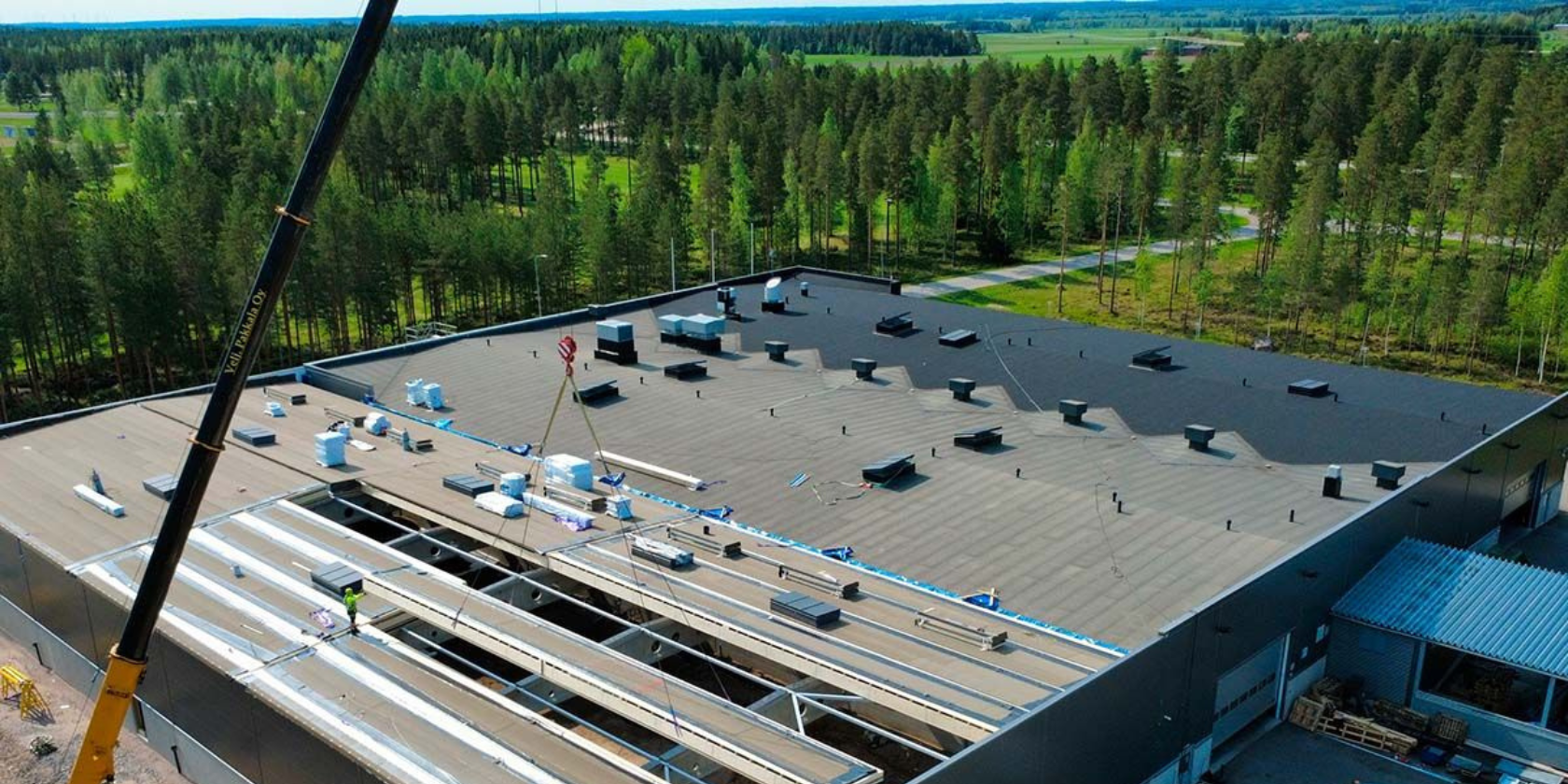 LapWall toimitti kattoelementit teollisuushallin laajennukseen